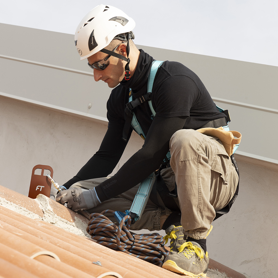 Linea vita tetto, Sistema sicurezza anticaduta sul lavoro nei cantieri ...